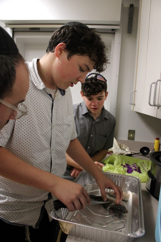 Rabbi Levi’s Hands on Halacha class learns about kosher fish ...